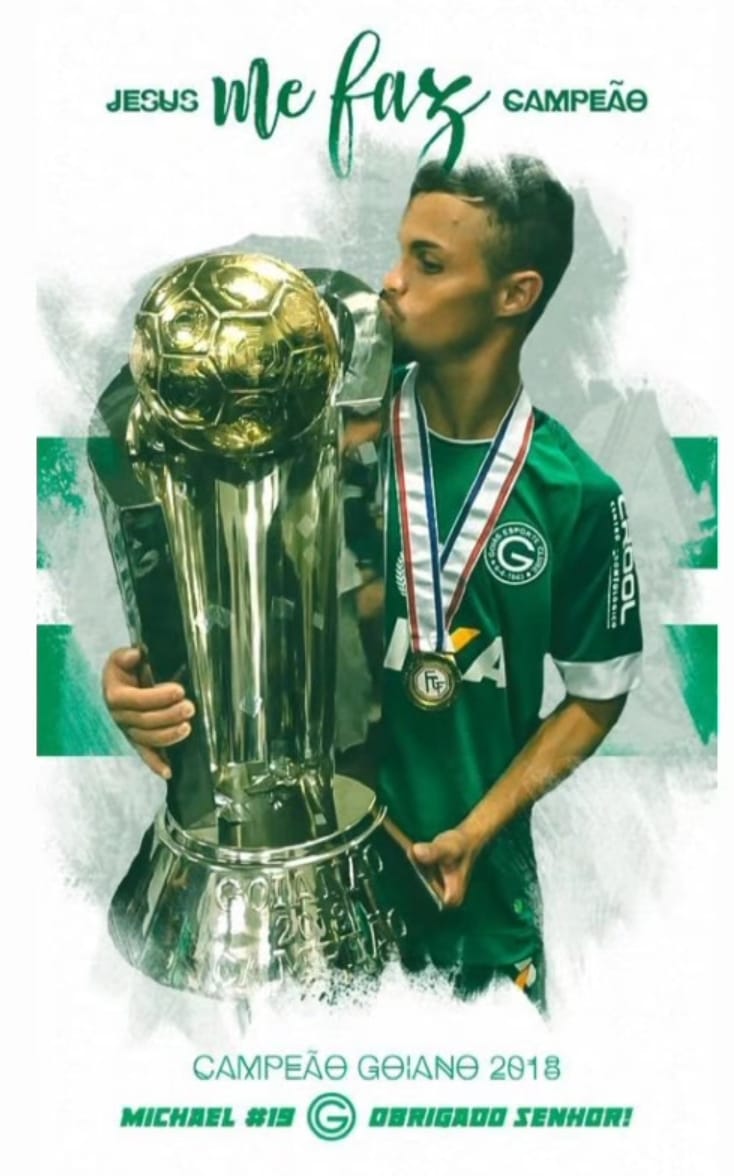 Com o último troféu conquistado pelo Goiás em suas mãos, Michael presta ...