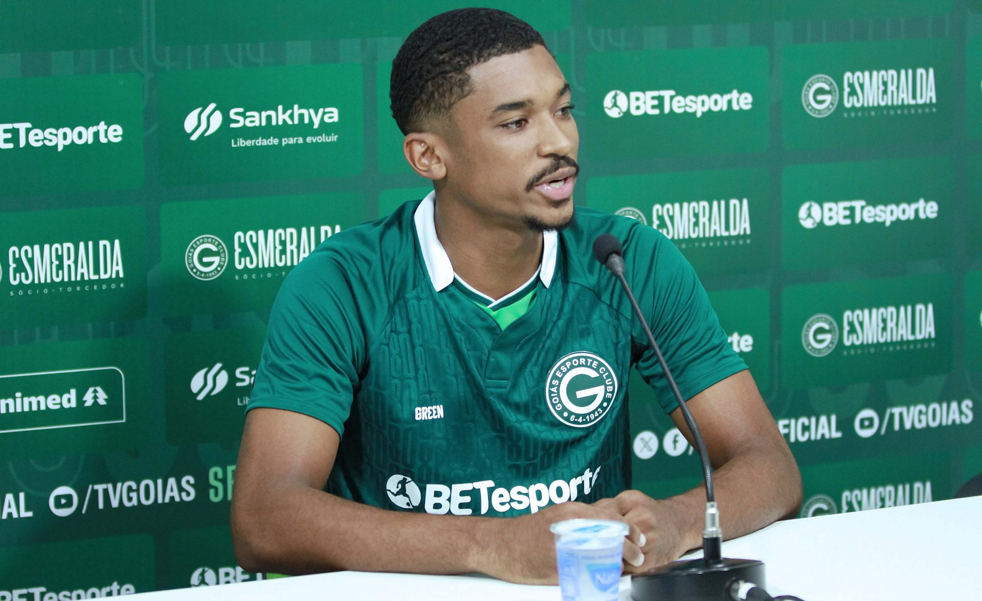 Welliton comemora primeiro gol pelo Goiás na presença da família e ...